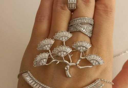 Комплект серебряных украшений кольцо, серьги, брош