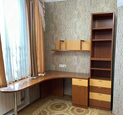 Рабочий стол со стеллажом