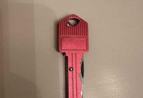 Розовый брелок с ножиком