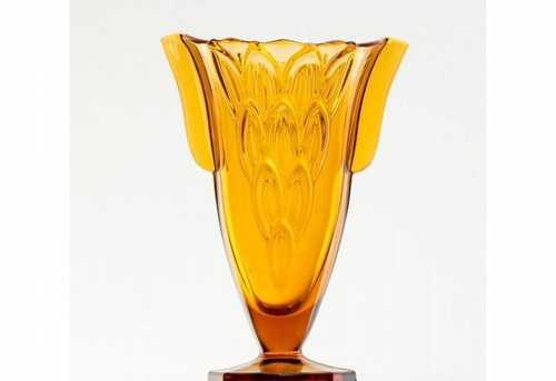 Интерьерная ваза в стиле ар-деко янтарного цвета