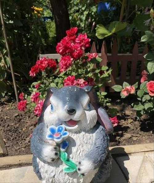 Садовая фигурка Кролик с цветком
