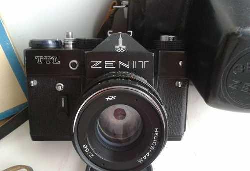 Фотоаппарат «Зенит-TTL» с объективом Гелиос-44