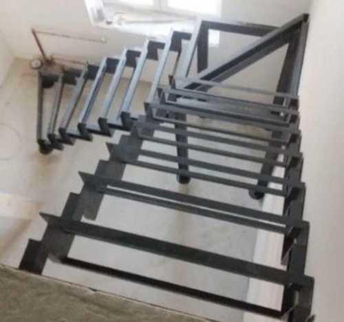 Лестница на металлокаркасе с площадкой