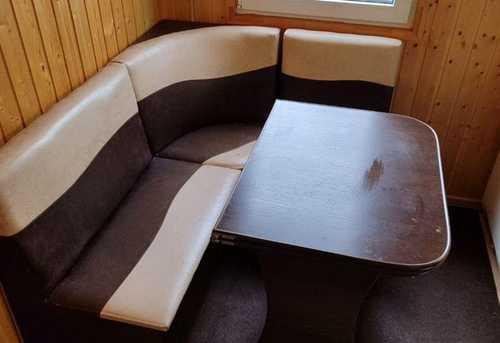 Кухонный уголок со столом и стульями