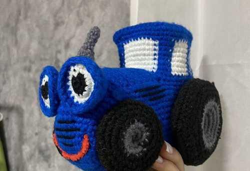 Вязаная игрушка синий трактор