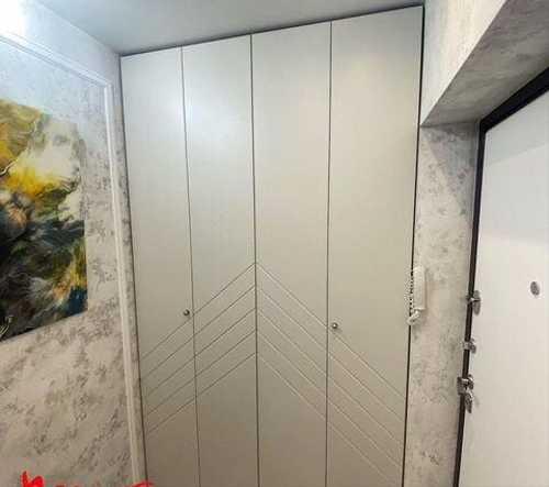 Стильный шкаф с распашными дверями