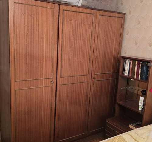 Шкаф, комод с зеркалом, тумбочки, книжная полка