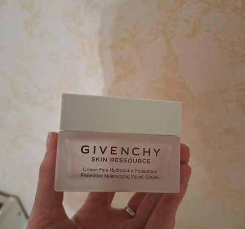 Банка от крема Givenchy