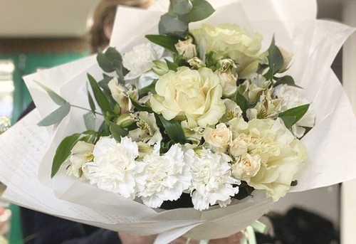 Букет с французскими белыми розами, альстромерией