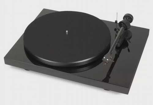 Pro-Ject Debut III DC Piano OM5e