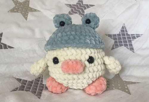 Вязанная игрушка утка в шляпе лягушки