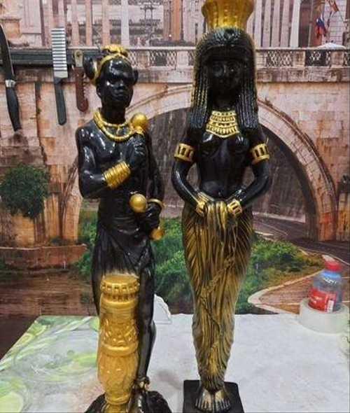 Статуя Клеопатра и Африканец