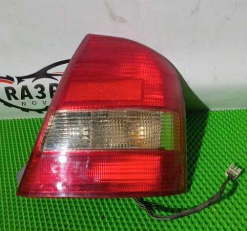 Стоп-сигнал Mazda Familia седан ZL 2000