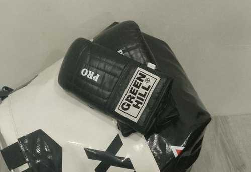 Боксерская груша с перчатками и кронштейном