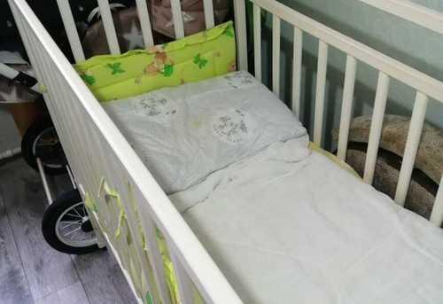 Детская кроватка с маятником и матрасом