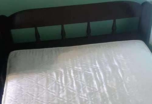 Деревянная двуспальная кровать и матрац