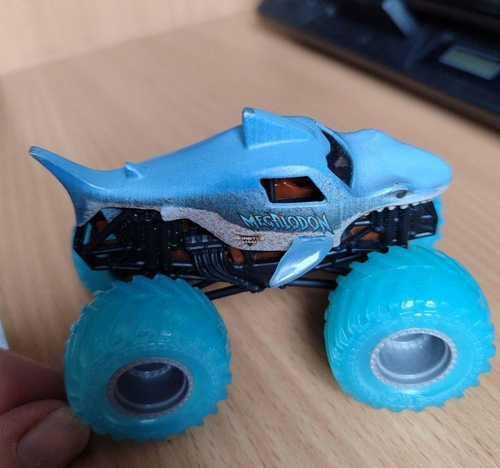 Машинка monster jam акула