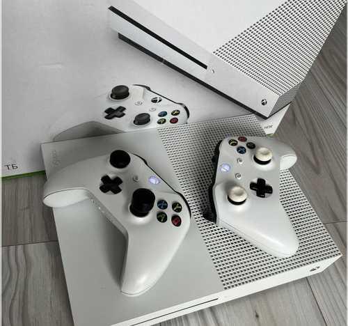 Xbox one s 1tb 2 геймпада