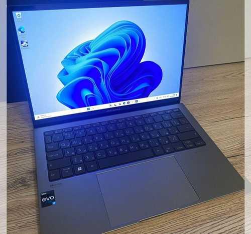 Asus ZenBook S 13 oled. Core i7. 1000Gb