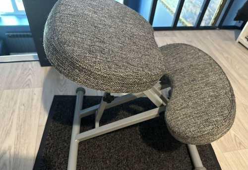 Коленный стул серый