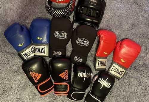 Боксерские перчатки и шлем clinch everlast venum