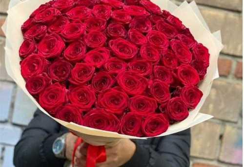 Букет из 65 красных роз 50 см в крафт бумаге