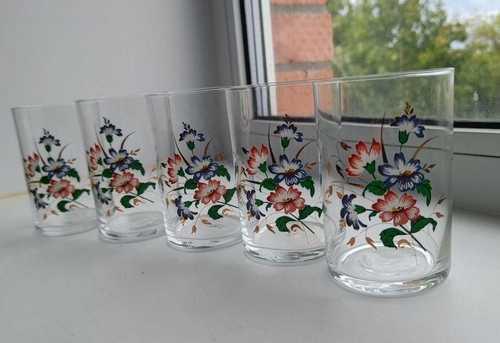 Стеклянные стаканы с цветами и позолотой