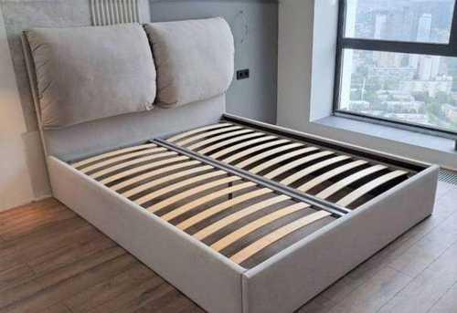Кровать двухспальная с подушками