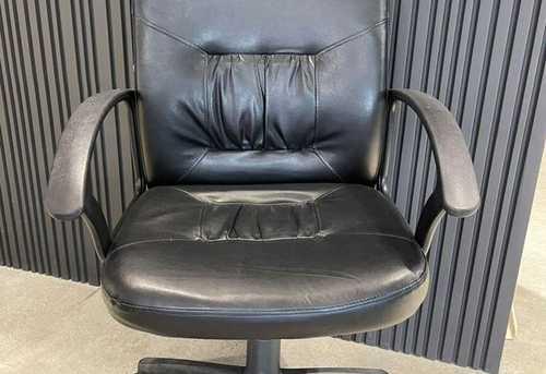 Офисное компьютерное кресло черное экокожа