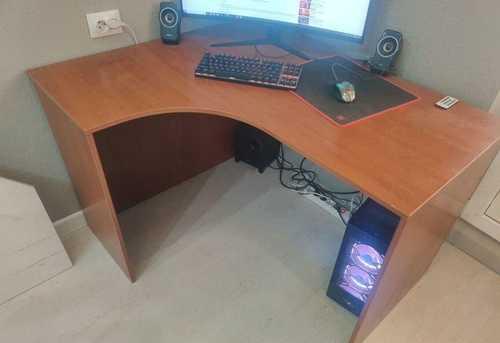 Большой угловой компьютерный стол