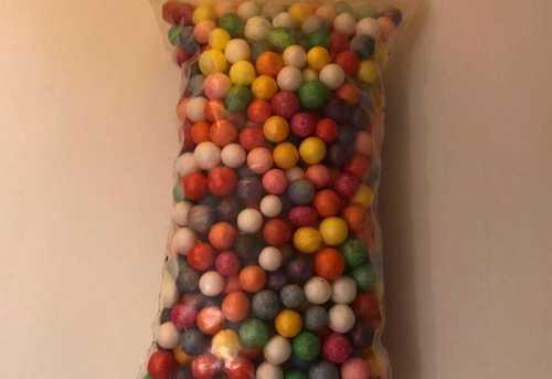 Разноцветные крупные пенопластовые шарики