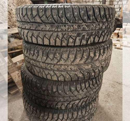 Bridgestone Ice Cruiser 7000S 215/65 R16 98T