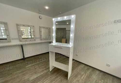 Туалетный столик с зеркалом и лампочками