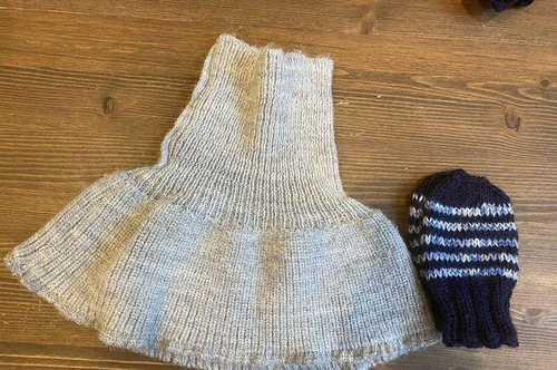 Манишка + вязаные рукавички для малыша