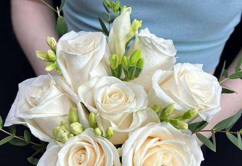 Нажный букет невесты из роз и фрезий