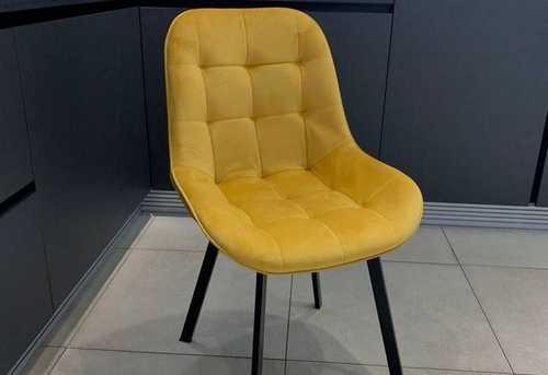 Желтые стулья с прямоугольными ножками