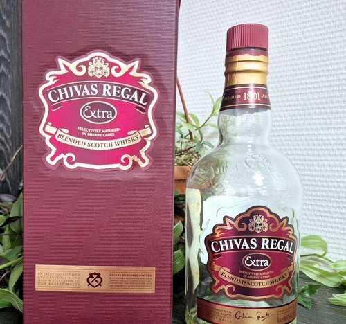 Коробка и бутылка из-под Chivas Regal Extra