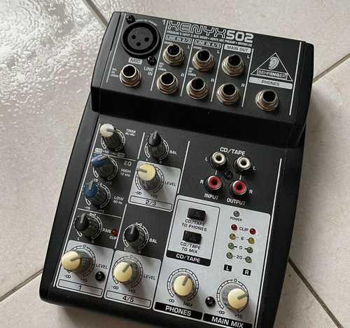 Микшерный пульт Behringer Xenyx 502