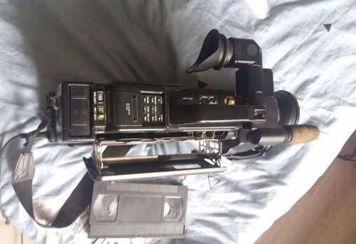 Видеокамера panasonic M40 в рабочем состоянии