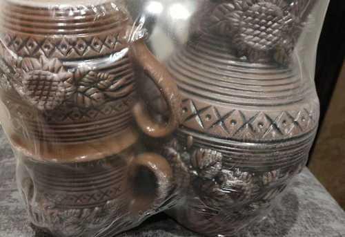 Глиняный кувшин с кружками