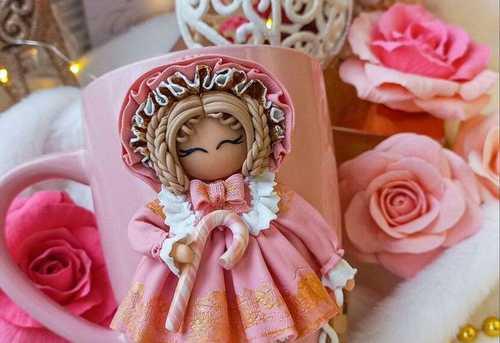 Новогодняя розовая кружка с куколкой
