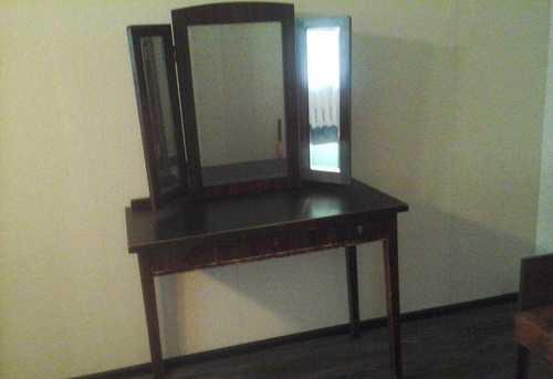 Столик с зеркалом