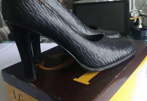 Туфли женские 38 размер черные каблук