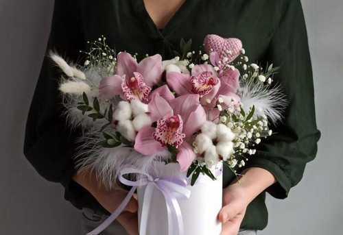 Букет с орхидеей хризантемой и хлопком в коробке