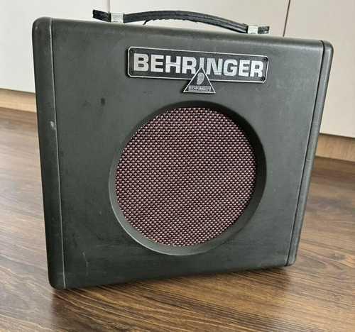 Гитарный комбоусилитель behringer