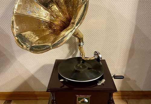 Граммофон His master's voice с пластинками