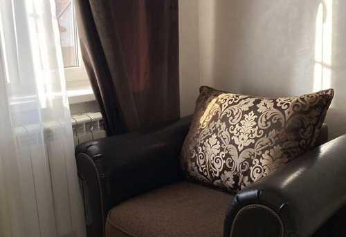 Кожаное кресло с подушкой