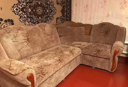 Угловой диван б/у с 2 креслами