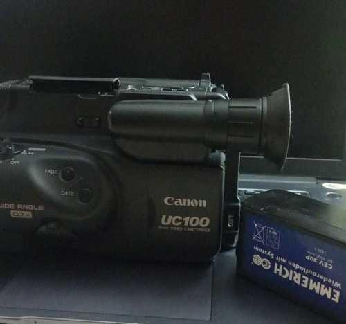 Видеокамера Canon UC100