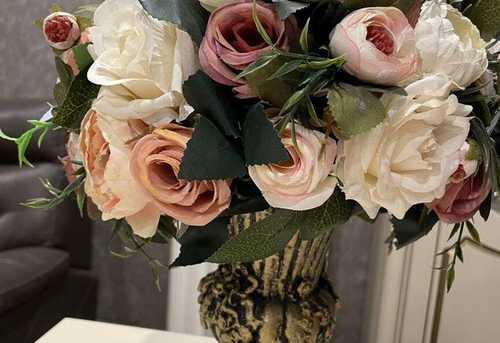 Декоративная ваза с цветами